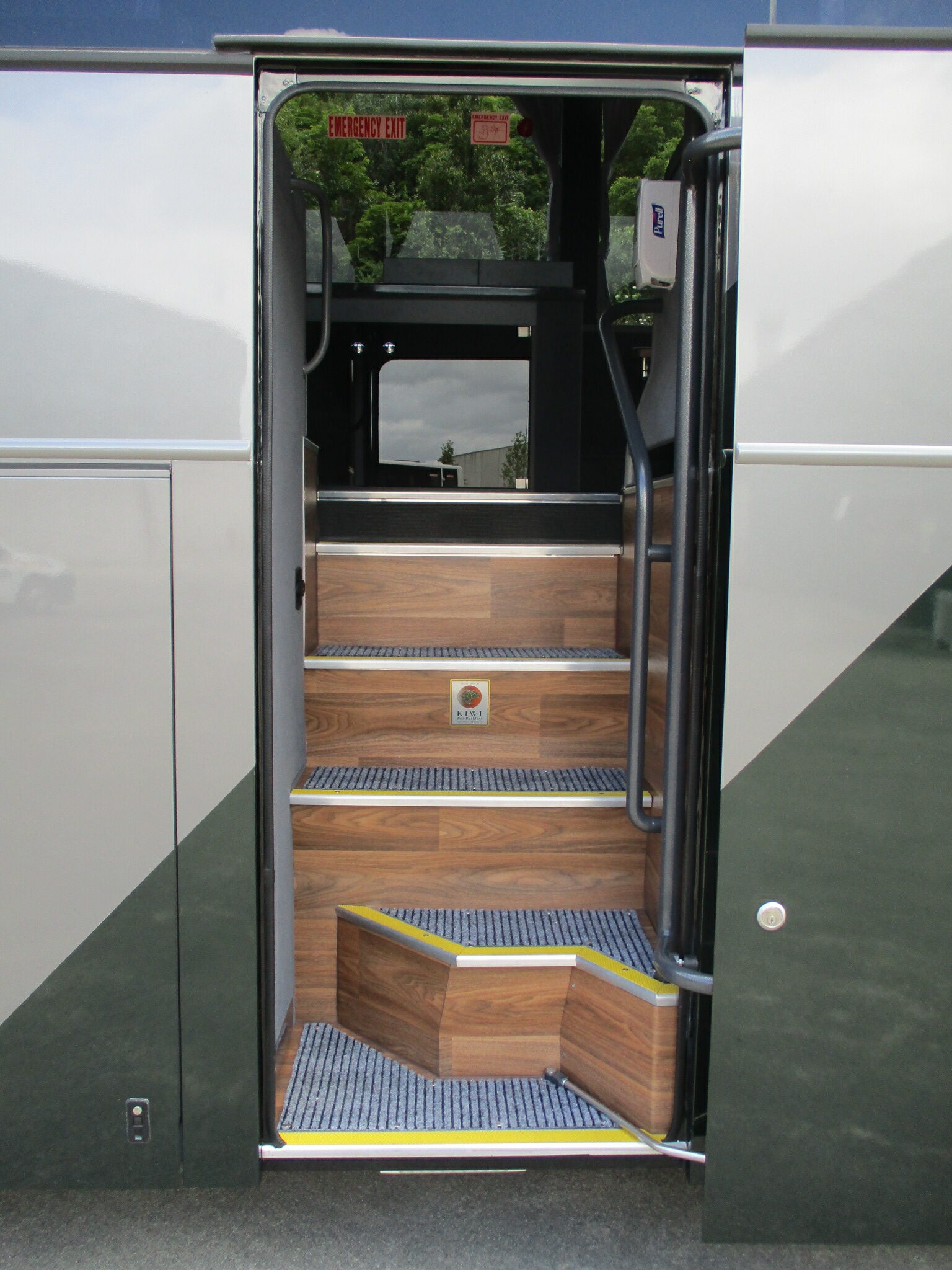 Coaches and Luxury 5-Star Buses - Kiwi Bus Builders